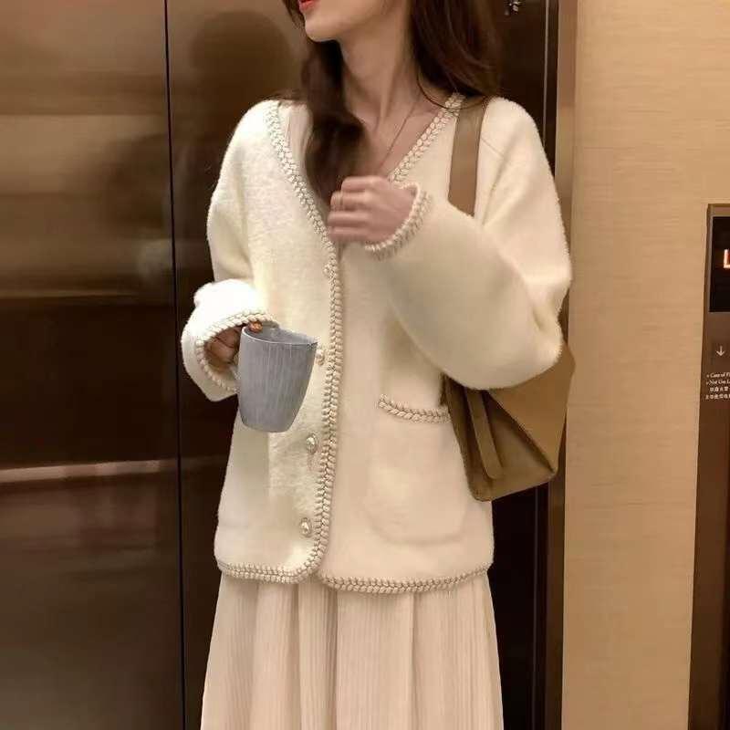 ・カテゴリ: ニットカーディガン・スタイル: エレガント・主な素材: ポリエステル 30%〜50%未満・生地感: フェイクミンクファー調・ネックライン: クルーネック・袖丈: 長袖・厚み: ミディアム・フィット: レギュラー・着丈: 標準丈...
