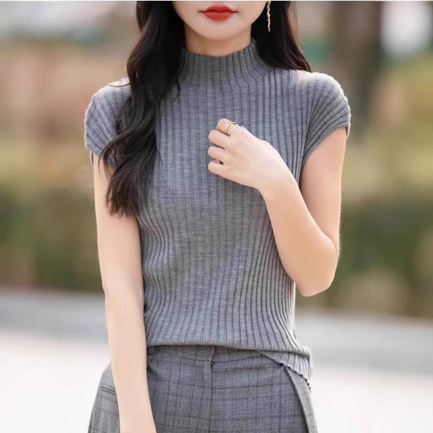 ・カテゴリ: Tシャツ・スタイル: きれいめカジュアル・主な素材: ポリエステル約50〜70%、ウール30%以下・柄: 無地・: プルオーバー・袖丈: ノースリーブ・加工: 高温定型・フィット: スリム・着丈: ミドル丈・ネックライン: モ...