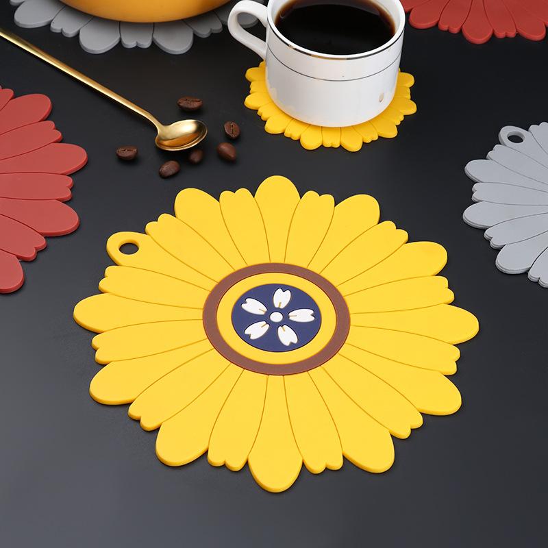 ・素材: シリコン・柄: カートゥーン・カラー展開: イエロー、ブラウン、グレー・形状: 円形・スタイル: ライトラグジュアリー