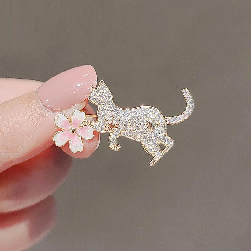 ・カテゴリ: 胸針・素材: 合金・モチーフ: 猫・加工: 電鍍・カラー: 桜猫・用途: 装飾、固定・スタイル: カートゥーン・対象: 女性