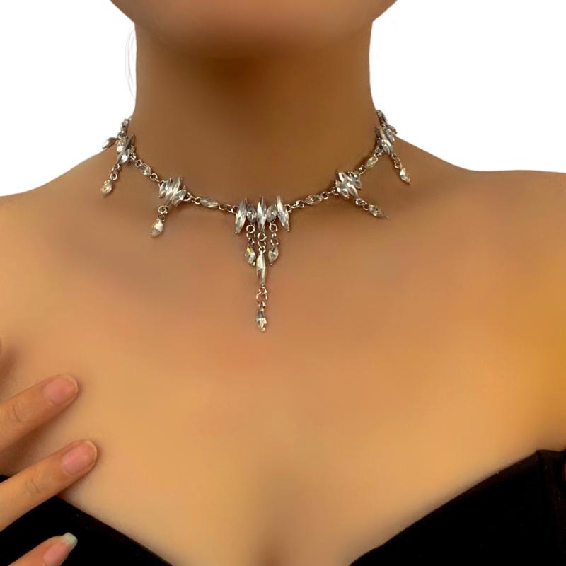 ・素材: 合金・加工: ラインストーン装飾・形状: 幾何学模様・チェーンスタイル: 通常チェーン・ペンダント素材: 合金・周長: 41cm～50cm・流行要素: 連なったラインストーン・スタイル: ライトラグジュアリー・重量: 約30g・ス...