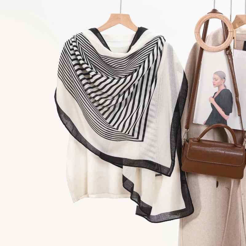 ・織り方: 平織り・柄: ペイズリー・機能: 保温、日よけ、防塵・カラー展開: 黒×キャメル、ホワイト、ブラック・長さ: 175cm以上・スタイル: 清新フェミニン、着回し自在、シンプル、高級感・主な素材: レーヨン・加工方法: プリント・...