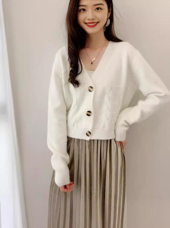 ・カテゴリ: ニット・スタイル: カーディガン・テイスト: スウィート・フィット: スリムフィット・主な素材: アクリル30%～50%未満・ネックライン: Vネック・袖丈: 長袖・袖タイプ: レギュラー・着丈: ショート丈（約40cm～50...