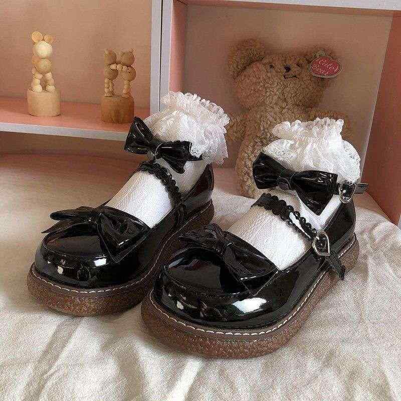 ・カテゴリ: メリージェーンシューズ・スタイル: カジュアル・性別: レディース・対象年齢層: 成人・つま先形状: ラウンドトゥ・ヒール高さ: 8cm以上・ヒール形状: 厚底・靴の高さ: ミッドカット・開口部の深さ: 7-11cm・留め具:...