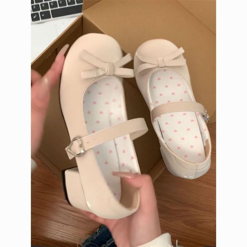 ・つま先形状: ラウンドトゥ・アッパー素材: PU・スタイル: フェミニン・性別: レディース・ヒール高さ: 3〜5cm・柄: 無地・カラー展開: ピンク、ブラック、ベージュ・サイズ展開: 35, 36, 37, 38, 39・カテゴリ: ...