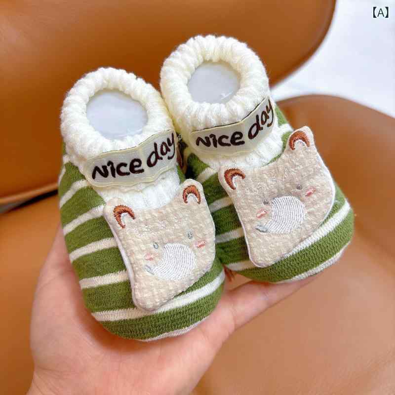 ・カラー展開: グリーン、ブルー、ブラック、カーキ・サイズ展開: 内長11cm（0-4ヶ月）、内長11.5cm（5-8ヶ月）、内長12cm（8-12ヶ月）・対象年齢: 1-3歳・アッパー素材: 綿・スタイル: カートゥーン