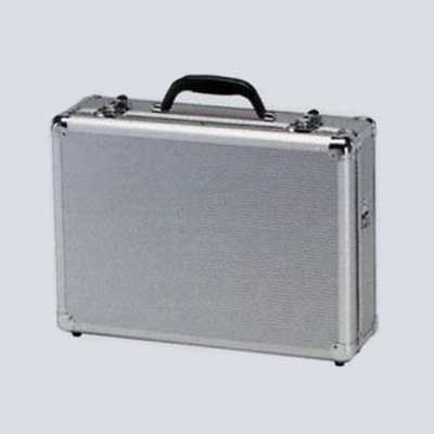 □サイズ・・・（外寸）450×330×150mm、（内寸）435×310×135mm□質量・・・3.2kg□耐荷重・・・20kg※許容荷重であり、保証荷重ではありません。□ショルダーストラップ付（肩掛ベルト）□カギ2ヶ付調整式仕切板5枚付。...