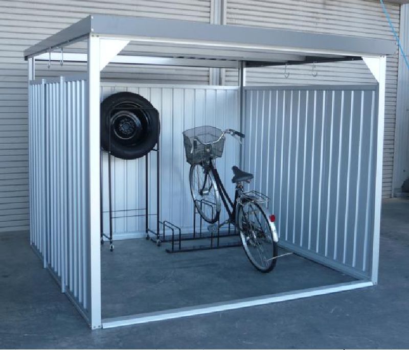 ■商品のご紹介バイク・自転車置き場にも使用でき、奥行きもあるので色々な収納に役立つ多目的万能物置（オープン型物置）です。ガルバニウム鋼板使用で、強度もあり、錆に強い仕上げになっています。3枚パネル仕様で、中の商品の出し入れもスムーズにでき、...