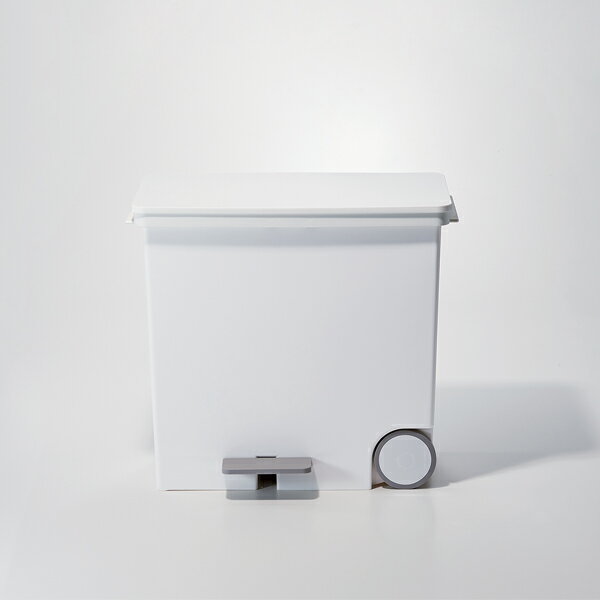 ■商品のご紹介キッチンのことを考えたゴミ箱ora は、キッチンをスタイリッシュに演出するデザイン性の高いゴミ箱。フタ開閉にも配慮したスリム設計で、あらゆるスペースへスマートに設置できます。ゴミの多種分別にも対応した、使いやすい袋止め機能付き...