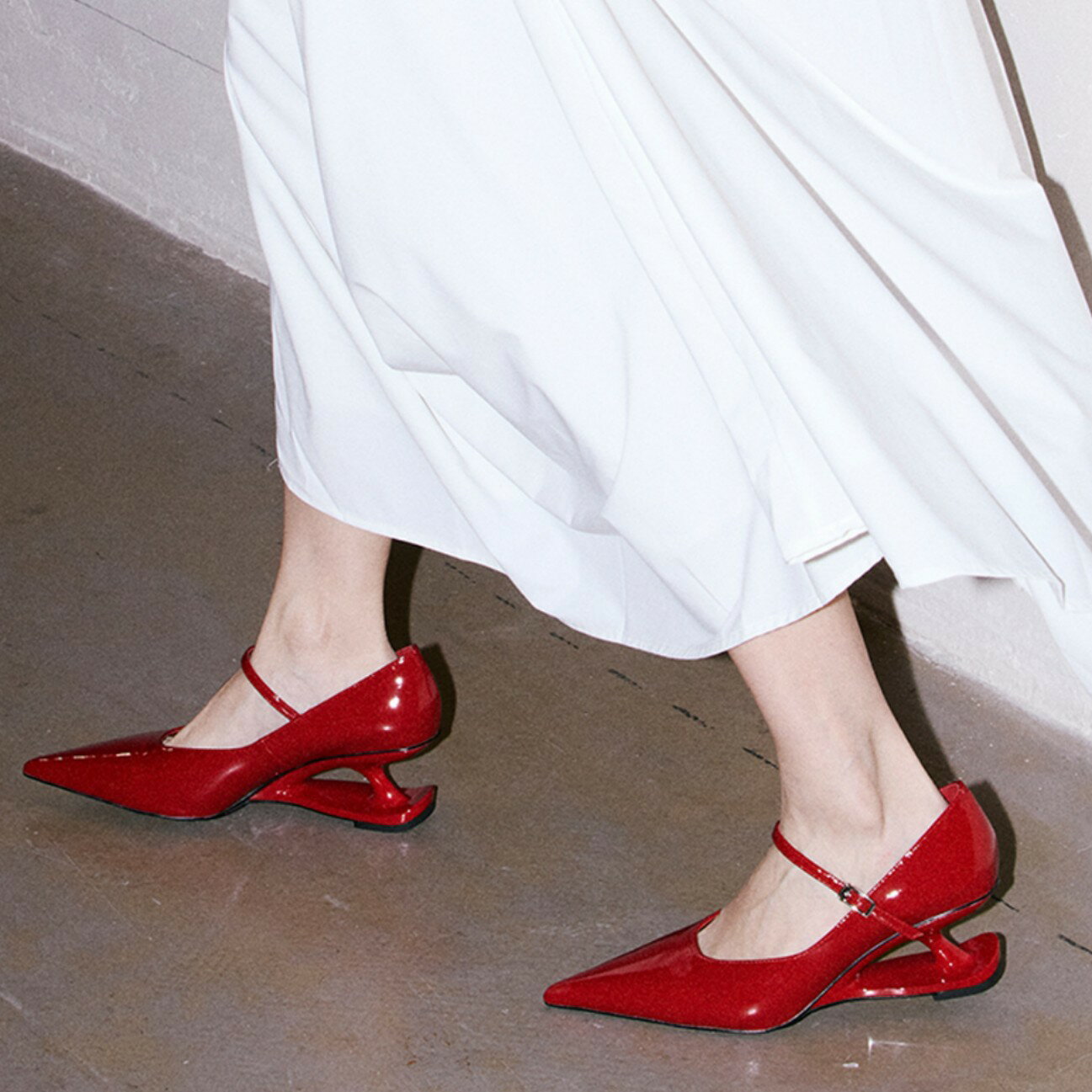 【個性派デザイン × 3色展開】 他と差がつく、唯一無二のデザインヒール！ 【商品特徴】 【ユニークなヒールデザイン】 　アートのように美しい立体ヒール。360度どこから見ても目を引くデザインで、履くだけでコーデの主役に。 【約3cmのロー...