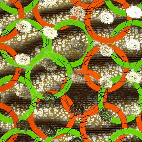 アフリカでは主にドレスや普段着を作る布ですが、バッグ、小物など幅広くアフリカの人々の暮らしに使われている布です。 お洋服だけでなく、個性的なアフリカンプリントの生地でマルチカバーやカーテンなどインテリア雑貨を作ってもステキです! 品　質　:...