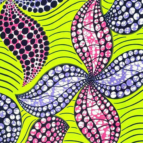 アフリカでは主にドレスや普段着を作る布ですが、バッグ、小物など幅広くアフリカの人々の暮らしに使われている布です。 お洋服だけでなく、個性的なアフリカンプリントの生地でマルチカバーやカーテンなどインテリア雑貨を作ってもステキです! 品　質　:...