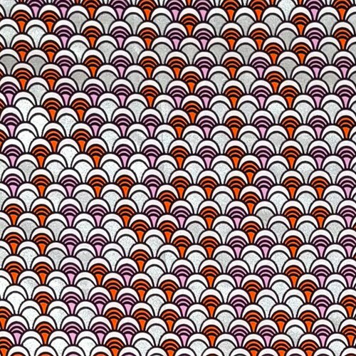 アフリカでは主にドレスや普段着を作る布ですが、バッグ、小物など幅広くアフリカの人々の暮らしに使われている布です。 お洋服だけでなく、個性的なアフリカンプリントの生地でマルチカバーやカーテンなどインテリア雑貨を作ってもステキです! 品　質　:...