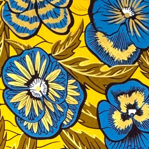 アフリカでは主にドレスや普段着を作る布ですが、バッグ、小物など幅広くアフリカの人々の暮らしに使われている布です。 お洋服だけでなく、個性的なアフリカンプリントの生地でマルチカバーやカーテンなどインテリア雑貨を作ってもステキです! 品　質　:...