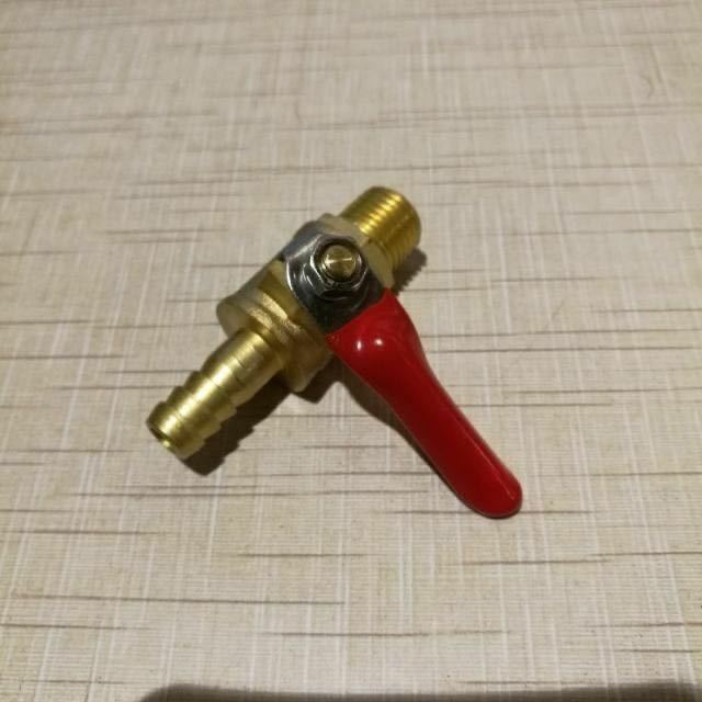 商品情報商品説明1/4 NPTブラス素材のペットコックです。オン-オフのみのシンプルな構造ですが、しっかりした構造の為漏れにくくなっています。ブラス素材独特の質感、経年劣化も味わえるコックとなっています。詳細サイズは画像にてご確認ください。...