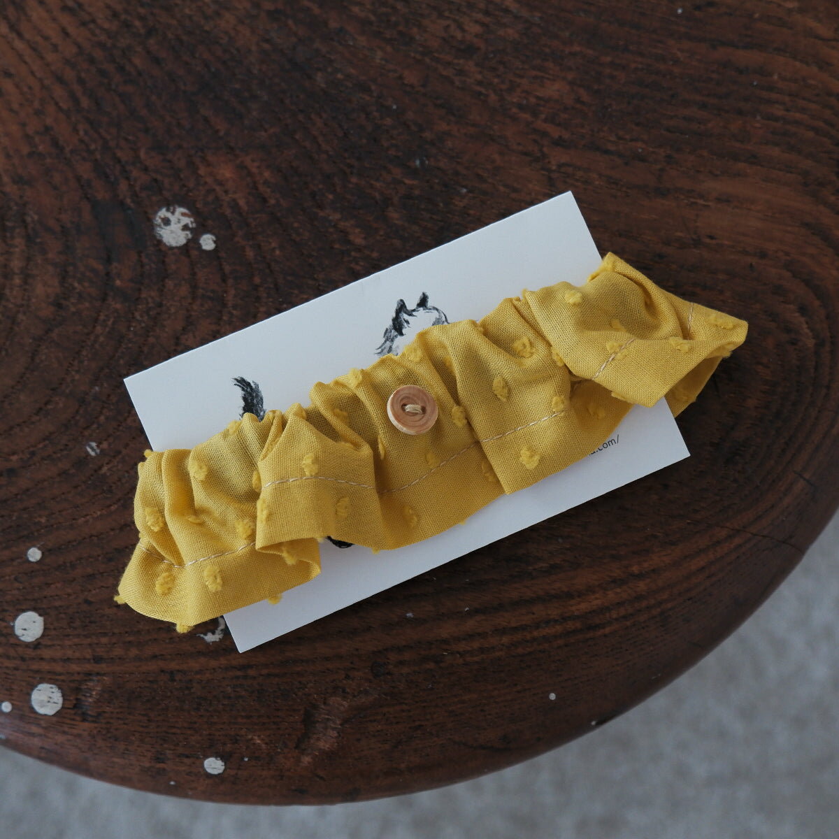 「大切な家族である目印に」猫にやさしいハンドメイドの首輪。一点一点丁寧な手仕事でつくる猫用首輪です。フリルタイプの首輪は、長毛種の猫でも毛が絡まりにくく、首輪が埋もれにくい幅広の首輪です。本体には、少し透け感のある生地に立体的な糸でドットが...