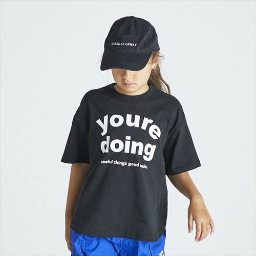 メーカー希望小売価格はメーカー商品タグに基づいて掲載しています 夏場は何枚も持っていたいプリントTシャツ。 程よいオーバーサイズ感で、ラウンドした裾もデザインポイントです。 フロントはシンプルなロゴプリント、バックにはインパクトのあるロゴプ...