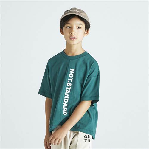 メーカー希望小売価格はメーカー商品タグに基づいて掲載しています タテに入った切り替えがポイントのTシャツ。 切り替えに沿うように入ったロゴプリントもポイントです。 すこし変わったデザインが好きな方にも◎ 透け感：無し 伸縮性：あり ポケット...