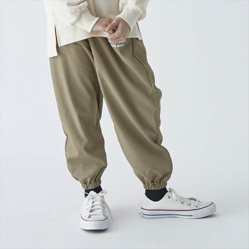 メーカー希望小売価格はメーカー商品タグに基づいて掲載しています 何かと使えるナイロンパンツ。 ナイロン生地なので、多少の雨なら凌げます。 裏地にはメッシュを使用。 裾はゴム仕様なので動きやすく、まるいシルエットがかわいい。 フロントにはヒモ...