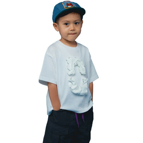 メーカー希望小売価格はメーカー商品タグに基づいて掲載しています ヌヌフォルムからご紹介するのは、2023春夏の新作アイテムである3D nuロゴTシャツです。 このTシャツは従来のものとは異なる新しい形のロゴデザインで、キャッチーでストリート...