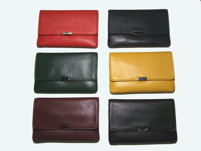 素材 牛革 サイズ （単位：cm） 　幅：11 　高さ：7 　厚さ：0.8 特徴 カード入れとファスナー付き小銭入れにかぶせの蓋を付けました。 三つ折りにしたお札も入ります。 注意 画面上と実物では多少色具合が異なって見える場合もございます...