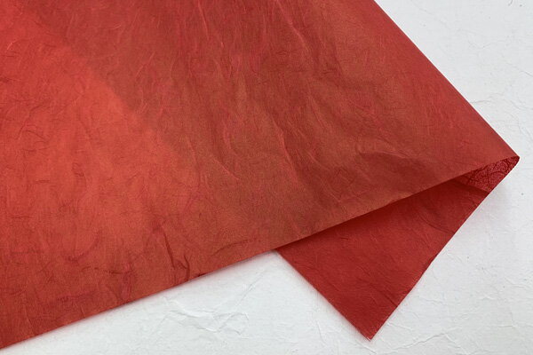 サイズ：約96×66cm厚み：薄 (平均20g/m2)色：赤原料：楮産地：高知透明感のある薄さで色鮮やかな仕上がりが特長の機械抄き和紙です。お求め安い価格で沢山使う場合やディスプレイ、包装などによく使われます。