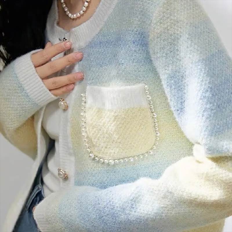 華やかなグラデーションカラーと上品なパールボタンが印象的なニットカーディガンです。柔らかな素材で優しい風合いを感じられる一着で、上品で女性らしい雰囲気を演出します。伸縮性があり、着心地も快適です。バイカラーデザインは、きれいめなコーディネー...