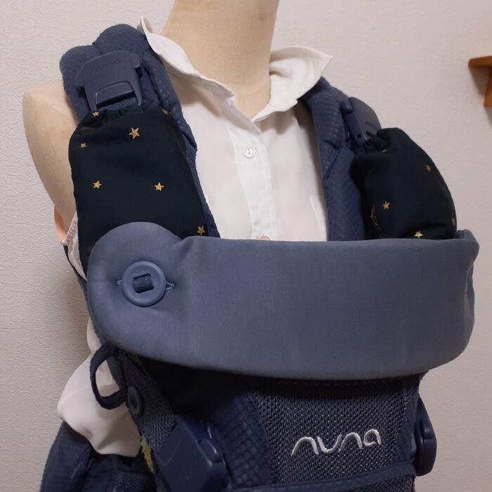 商品詳細 ヌナカドル・ヌナカドルクリック用のよだれカバーの2点セットになります。 ・よだれカバー ・バックルカバー 芯材は使用せず数年使えるよう間に吸水性の良いタオル地を使用して、ふわふわでとろんとしたやさしい手触りになっています。 厚すぎ...