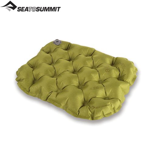 エアスプリングセルのスリーピングマットと同じ技術を使った軽量コンパクトなアウトドア用シート。ポケットに入るほどコンパクトにでき、キャンプはもちろんスタジアムでのスポーツ観戦にもぴったりです。 丈夫な75D生地を両面に採用 逆止弁を搭載した新...