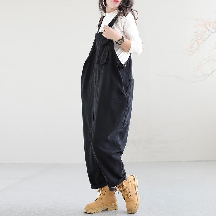 アクティブ感溢れるカジュアルなサロペットパンツ。 テーパード風のワイドパンツで体型カバー＆スタイルアップが叶います。 楽な着心地で、大人な垢抜けコーデにぴったりのアイテムです。 【カラー】 ブラック／グリーン 【素材】 コットン 【サイズ】...