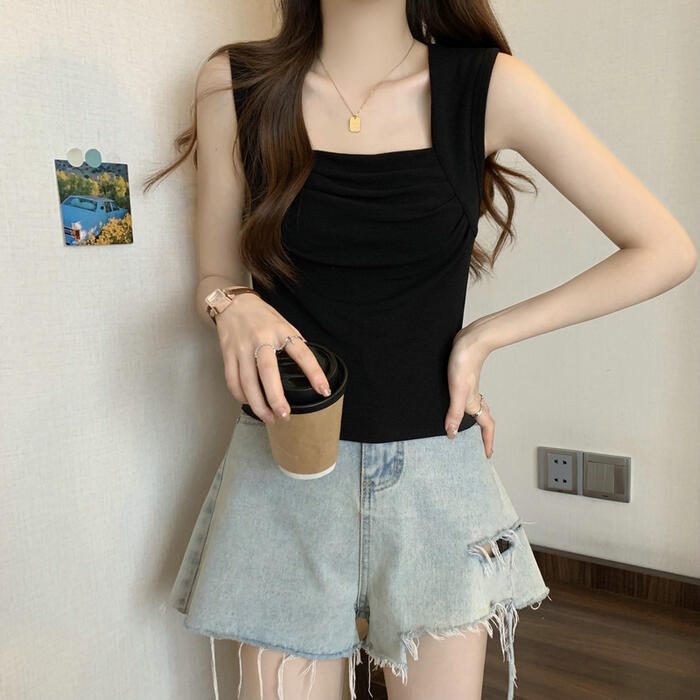デコルテの部分を綺麗に見せる、スクエアネックのタンクトップ。 胸元のドレープデザインがさり気ない女性らしさを引き出してくれます。 一枚でも、インナーとしても使える万能アイテムです。 【カラー】 ブラック／ホワイト／コーヒー／マスタードイエロ...