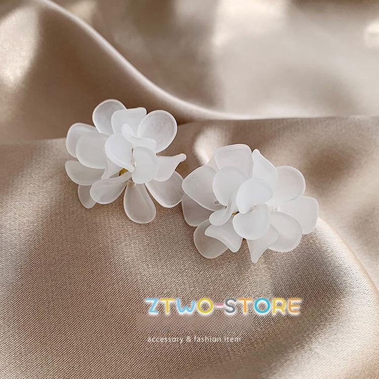 大ぶりで存在感のあるお花のピアス♪デザインがレディライクで華やかです。普段使いから、パーティやフォーマルな場所にもお使い頂けます。【商品説明】・素材:ピン・・・シルバー925 18kコーティング地金・・・アクリル/真鍮 18kコーティング・...