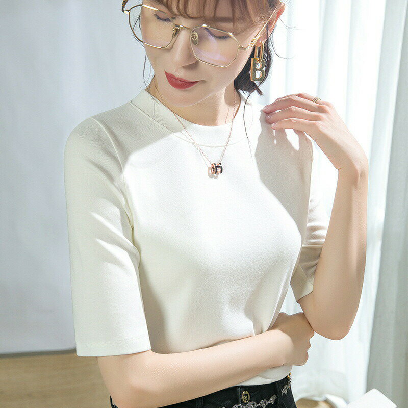 【春夏の主役】ベーシックなラウンドネックTシャツ、一枚で着ても爽やか、重ね着もOK。体のラインを上手に隠して女性らしい雰囲気を醸し出すTシャツ。半袖Tシャツ。コートやジャケットのインナーとして着るのもポイントです。トレンドに左右されず、上品...