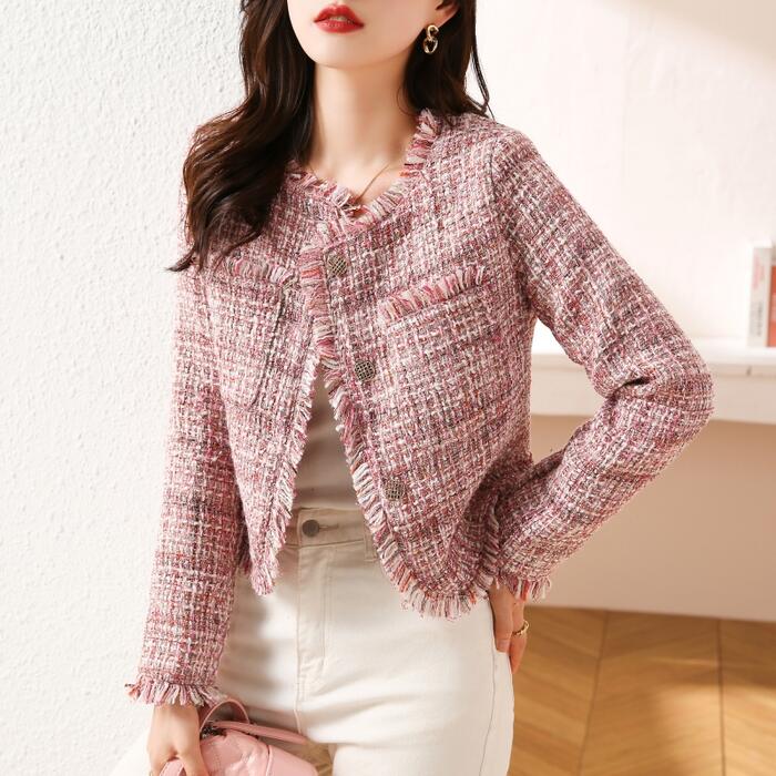 着るだけで華やぐツイードショートジャケット。 優しい印象のノーカラーの衿元が女性らしさを引き立てます。 さっと羽織るだけでコーデを上品に仕上げる一着です。 【カラー】 ピンク 【サイズ】 S／M／L／XL 【サイズ詳細】 S:肩幅40cm　...