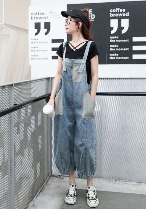 デニム素材でトレンドを感じさせるショートサロペット。オーバーでゆったりとしたデザインで程よい抜け感を出しておしゃれに着こなせます♪【カラー】デニムブルー【サイズ】M／L【サイズ詳細】 M： 着丈：123cm ウエスト：100cm ヒップ：1...