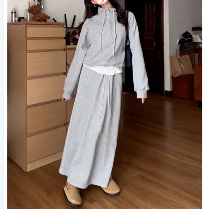 ハイネックのハーフジップトップス＆スカートのスウェットセットアップ。 長すぎない丈感で、インナーを裾から覗かせるレイヤードスタイルがサマになります。 スカートはスリットが入っているので足さばきも◎ 【カラー】 グレー／アプリコット 【素材】...