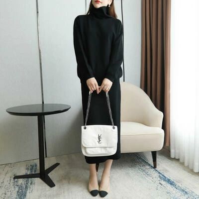 ニットのタートルネックトップス＆スカートのセットアップ。 ルーズ過ぎない程よいゆとりのサイズ感が上質な大人カジュアルを演出します。 別々でも使いやすいシンプル＆ベーシックなアイテムです♪ 【カラー】 ブラック／ワインレッド／ライトキャメル／...