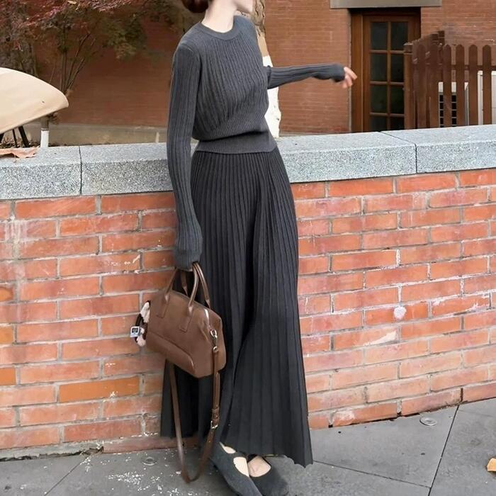 ライトグレーのトップスにダークグレーのロングスカートを合わせたニットセットアップ。 縦のラインを意識したリブデザインでスタイルアップ効果も◎ きれいめなスタイリングからカジュアルまで合わせやすいアイテムです。 【カラー】 ライトグレー＋ダー...