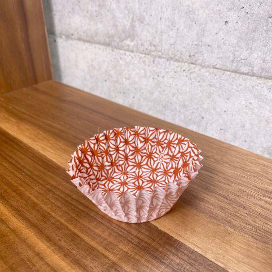 8F・麻の葉（紅） 純白ペットケース 8号深口◇麻の葉のデザインのおかずカップです、お弁当やお惣菜に！◇紙素材ですので電子レンジやオーブンに対応！◇紙素材の比率が高いので、食べ終わった後は可燃ごみで捨てれます。※オーブントースター・直火は不...