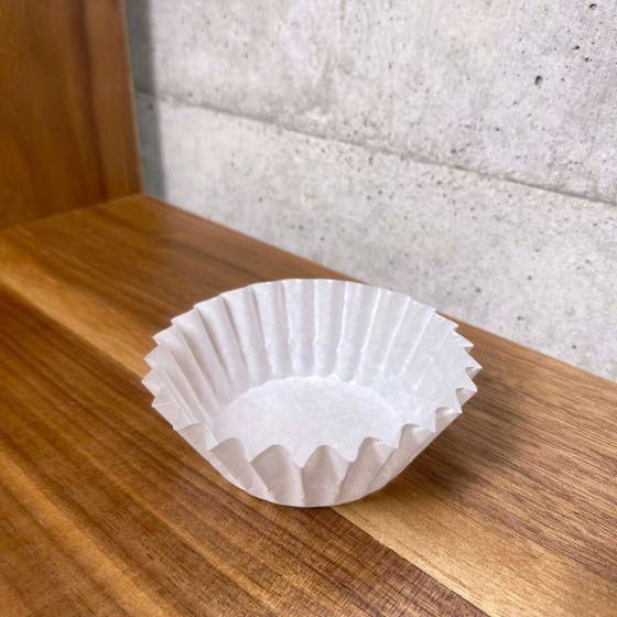 朝顔6F・白 オーブンケース 朝顔6号深口◇白のかわいいカップです。◇お弁当やお惣菜のおかずカップやケーキの敷きカップ、ベーキングカップに！◇純白PETケースよりも保型性に優れ広がりにくいケースです。◇紙素材ですので電子レンジやオーブンに対...