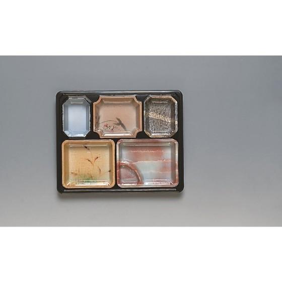 ◇明るく見映えする『あずさ』柄と落ち着きのある『うつわ』柄の2点式仕出し容器。◇盛り付けの方向を選びません。◇食材が映える色使い！●本体：レンジ不可●本体素材：HIPS●耐熱温度80℃　　　　　　●サイズ：315×255×33mm ●入数：20枚