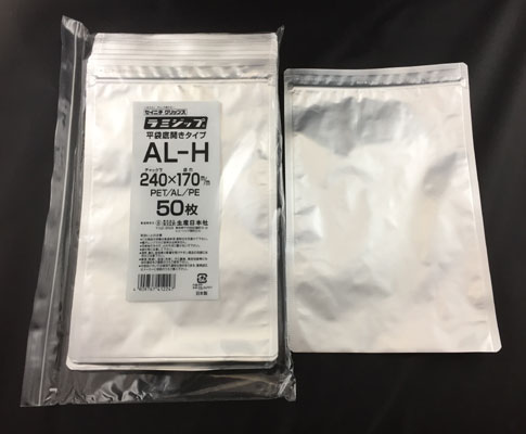 ※底開きタイプなので熱シール機が必要です　・サイズ：袋巾170mm　チャック上20mm　チャック下240mm　・概算重量：9.41g/枚　・束入数：50枚 ・材質：ポリエステル・アルミニウム箔・ポリエチレン　・乾燥剤(シリカゲル)対応　・脱...