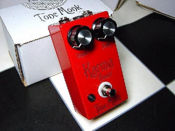 内部昇圧で9〜18Vで駆動可能な広い音像のブースターで最大25dbのブーストが可能です。 ONにしたときの煌きのある高域と、ビッグでありながら締まった低域がギターをガツッと前に押し出します。 "Body"を上げると低音とゲインが上がり、ズン...