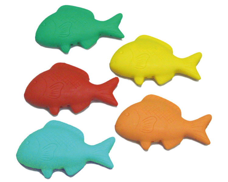 【特徴】 プールの水底に大きな魚が立ちます。水にもぐったり、目を開ける訓練に役立ちます。 水面から上げると魚の中から水が出てきます。 【仕様】 セット内容：魚/5匹、カゴ付き サイズ：24.5cm×14cm×厚さ4cm 材質：エラストマー樹...