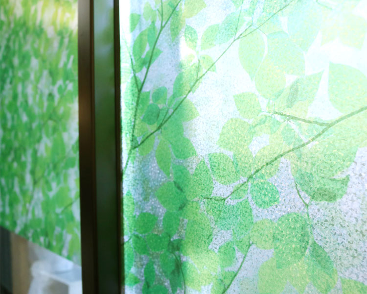 ●サイズ／92×90cm・貼るだけ簡単DIY。・貼ってはがせる。・目隠し効果。・UV99％カット。・粘着剤を使わない吸盤効果で貼れる！のり残りせずにはがせるから賃貸の方にも！【明和グラビア】