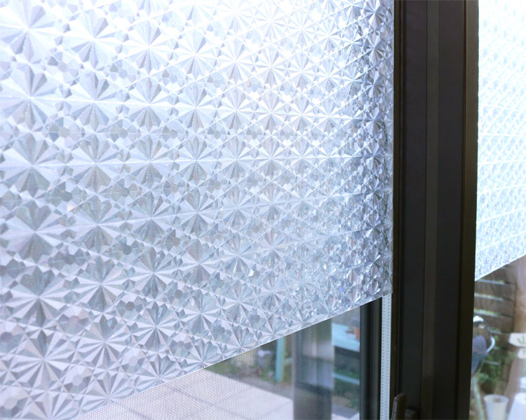 ●サイズ／92×90cm●ペアガラス対応・貼るだけ簡単DIY。・貼ってはがせる。・目隠し効果。・UV99％カット。・粘着剤を使わない吸盤効果で貼れる！のり残りせずにはがせるから賃貸の方にも！【明和グラビア】