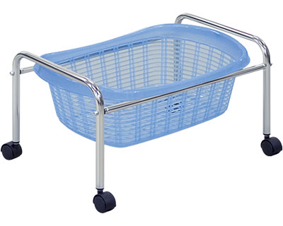 ●サイズ／幅52.5×奥行37×高さ30.5cm●重さ／約2kg●要組立・直径4cmの双輪キャスター付。衛生的なクロムメッキ加工仕上げ。・衝撃強度に優れ水分や薬品にも強く丸洗い可能なプラスチックカゴ。【高田ベッド製作所】