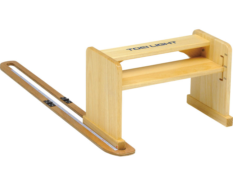 ●サイズ／幅53×奥行30×全高34cm●重さ／4kg●材質／木製抗菌仕上、クリアー塗装仕上●抗菌加工・人にやさしい白木（抗菌加工）の感触で、組立不要の一体式タイプ。直進型キャスターとアジャスト式メジャー採用でスムーズな測定。・高さ3段階調...