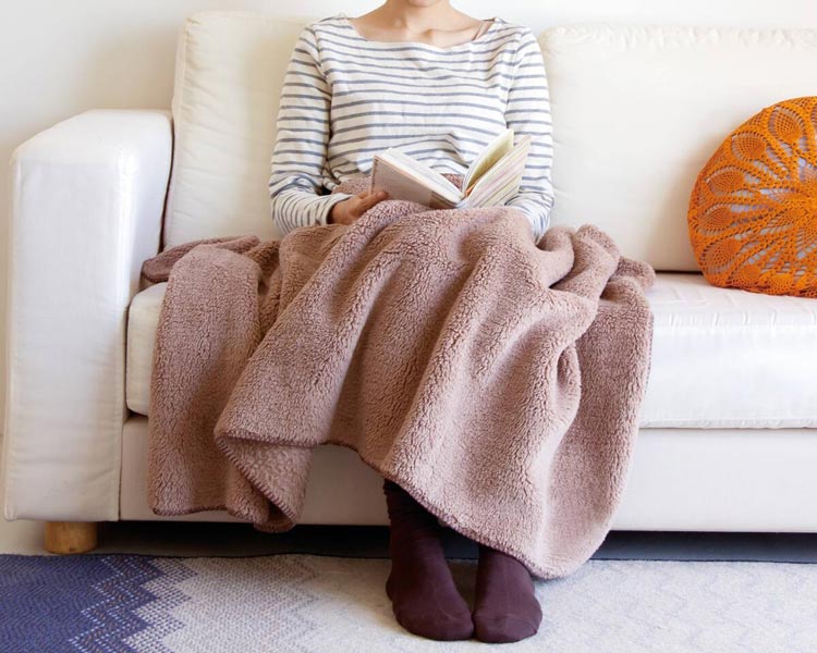 ●サイズ／縦155×横80cm●重さ／約415g●材質／ポリエステル100％●生産国／中国 ・ふわふわの暖かさ、とろふわの肌ざわりにつつまれるブランケット。・体がスッポリ収まるサイズ。・1本の糸が9ミクロンと細く、柔らかく肌ざわりがよい仕様...