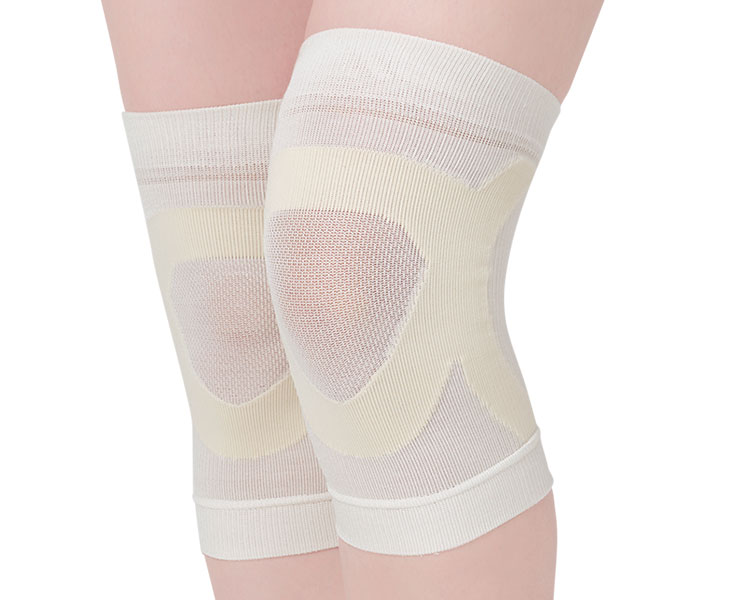 ●サイズ（ひざ回り）／25〜45cm●素材／ナイロン、絹、他●生産国／日本・テーピングラインでしっかりサポート！優しい肌あたりのシルク混ひざサポーター。・切り替え編みのテーピングラインでひざをしっかりとサポートします。・ひざ裏とひざ頭はメッ...